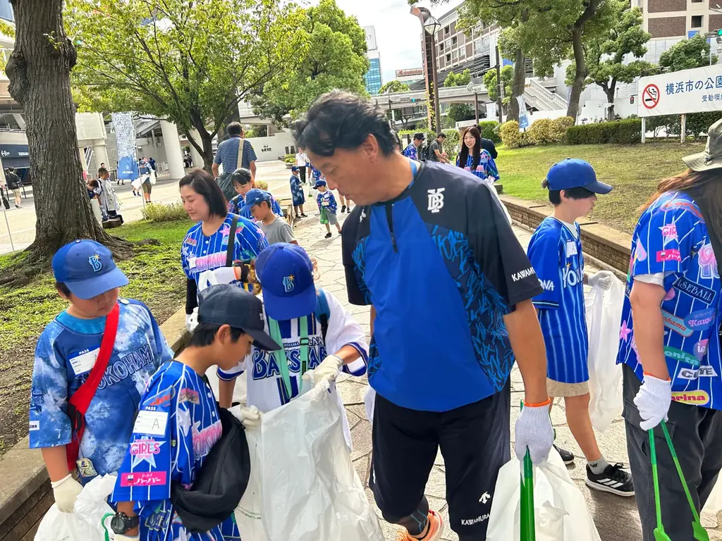 JERA×DeNAが横浜で清掃活動 OBと子どもでゴミ9袋回収｜ベストカレンダー